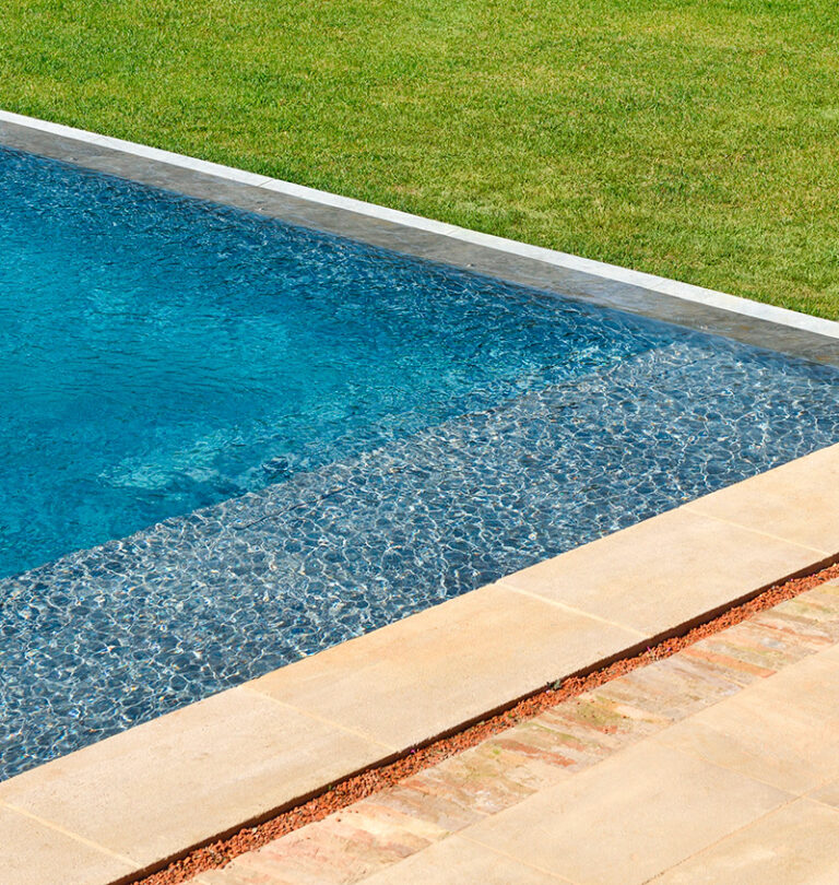 La solution au problème de finitions sur piscine béton à Puyvert.